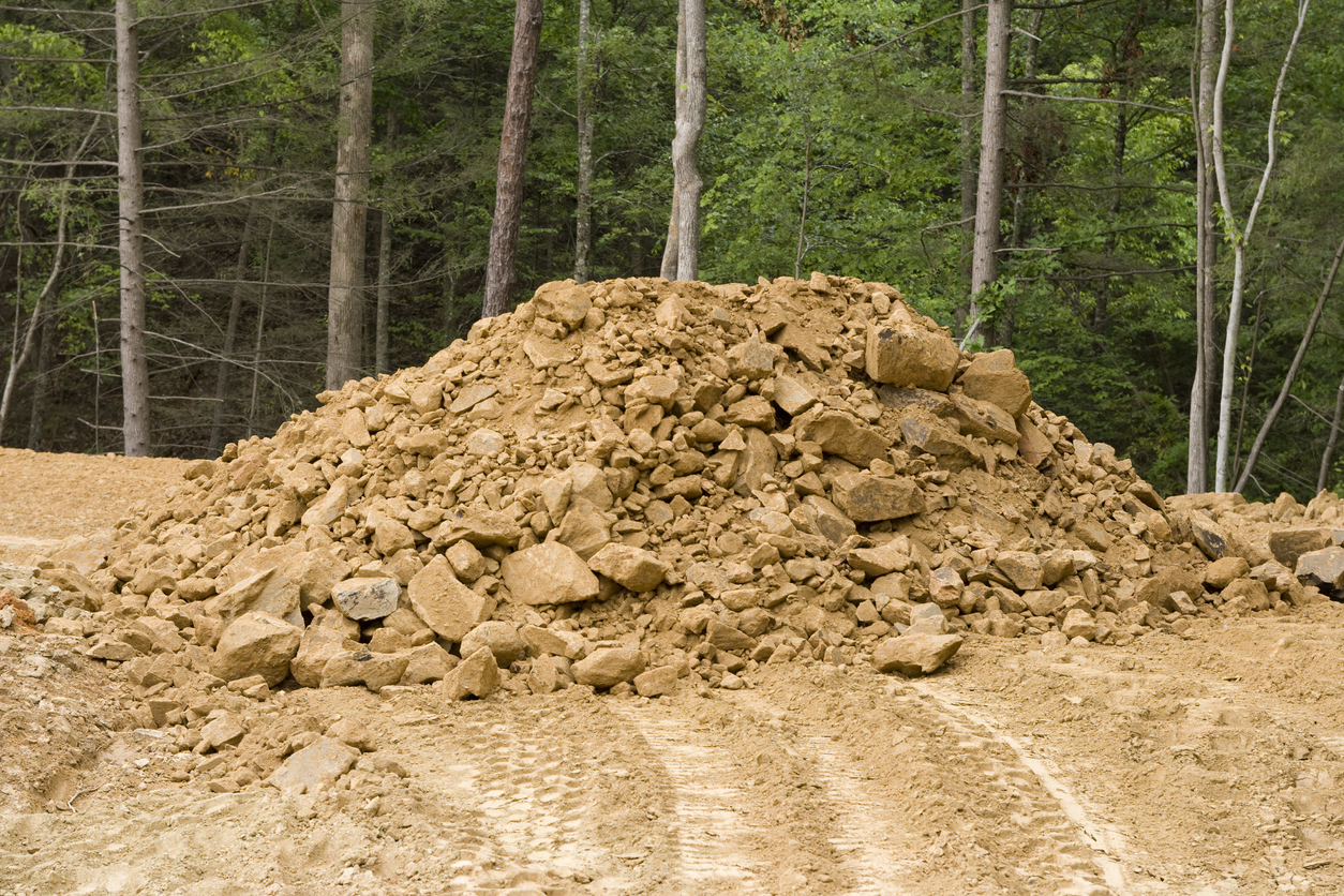 Erde entsorgen » Mit diesen Kosten müssen Sie rechnen